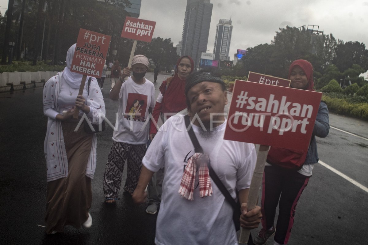 PAWAI DUKUNG PERCEPATAN PENGESAHAN RUU PPRT | ANTARA Foto PAWAI DUKUNG PERCEPATAN PENGESAHAN RUU PPRT | ANTARA Foto