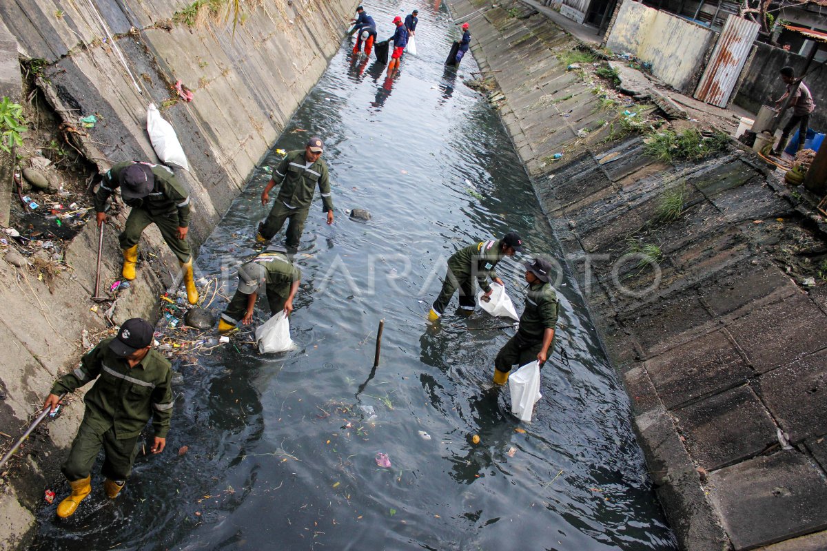 AKSI BERSIH SUNGAI DI MEDAN | ANTARA Foto AKSI BERSIH SUNGAI DI MEDAN | ANTARA Foto