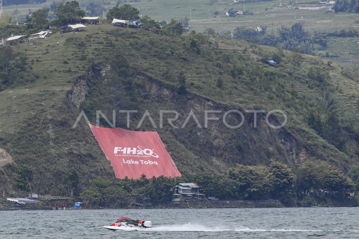 LATIHAN BEBAS F1 POWERBOAT DANAU TOBA 2023 | ANTARA Foto