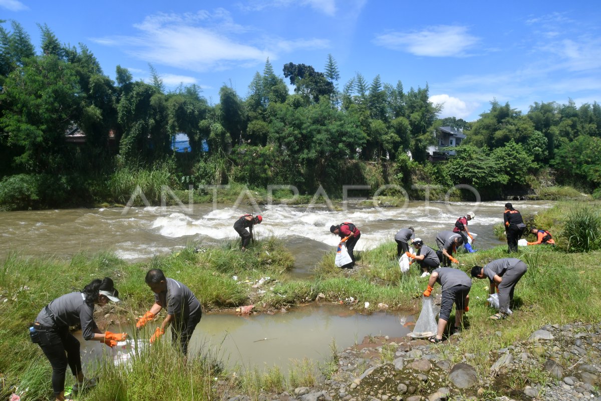 AKSI MEMBERSIHKAN SAMPAH DI BANTARAN SUNGAI CILIWUNG | ANTARA Foto