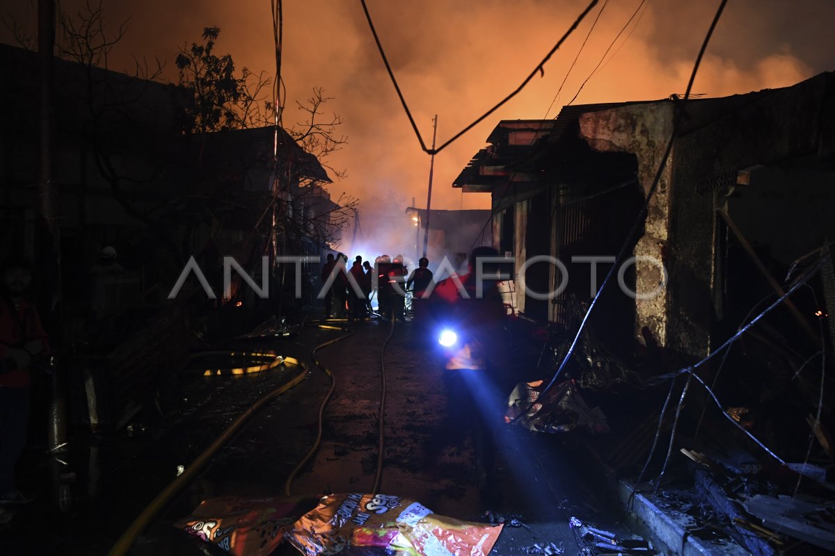 KEBAKARAN DEPO PERTAMINA PLUMPANG | ANTARA Foto KEBAKARAN DEPO PERTAMINA PLUMPANG | ANTARA Foto