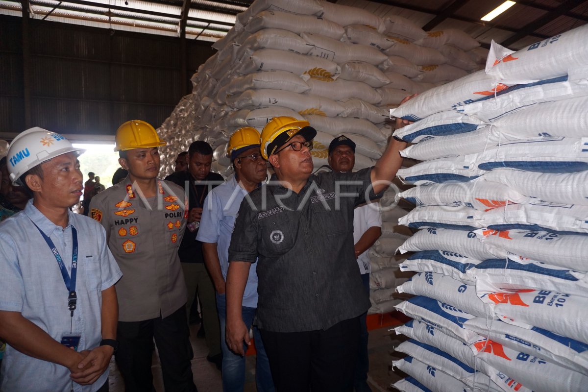 PJ GUBERNUR PAPUA BARAT TINJAU STOK BERAS | ANTARA Foto PJ GUBERNUR PAPUA BARAT TINJAU STOK BERAS | ANTARA Foto
