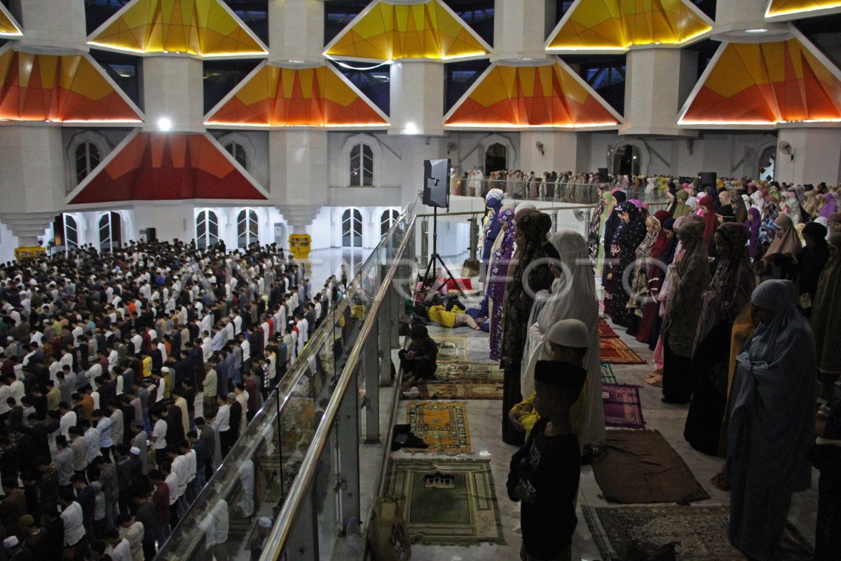 SHALAT TARAWIH PERTAMA DI MAKASSAR | ANTARA Foto SHALAT TARAWIH PERTAMA DI MAKASSAR | ANTARA Foto