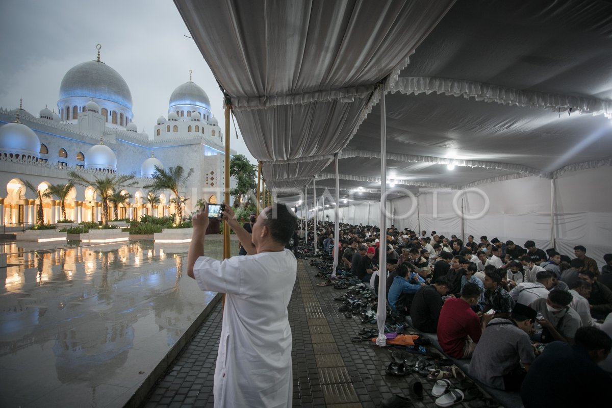 BUKA PUASA BERSAMA DI MASJID RAYA SYEIKH ZAYED | ANTARA Foto