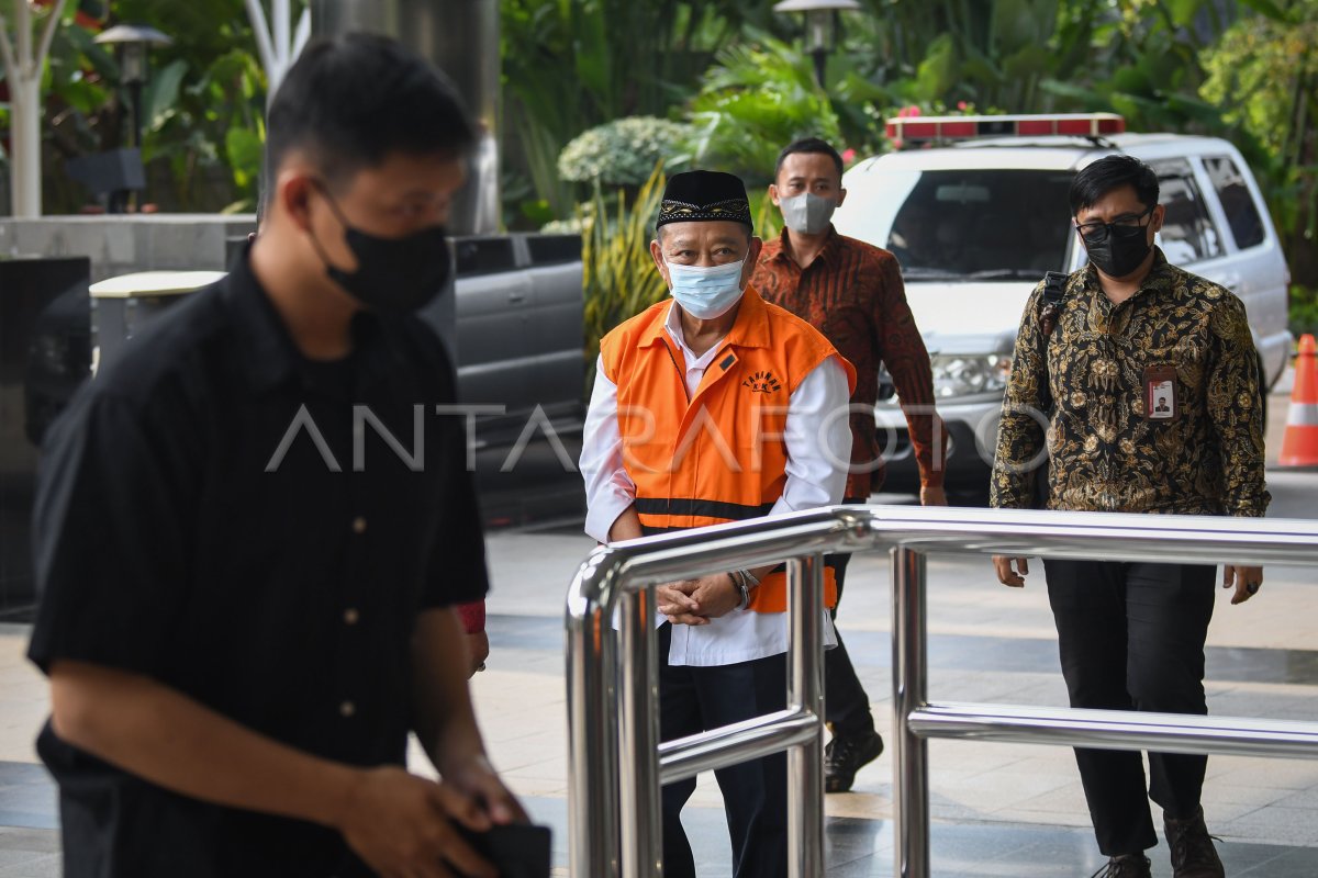 PEMERIKSAAN MANTAN BUPATI SIDOARJO | ANTARA Foto PEMERIKSAAN MANTAN BUPATI SIDOARJO | ANTARA Foto