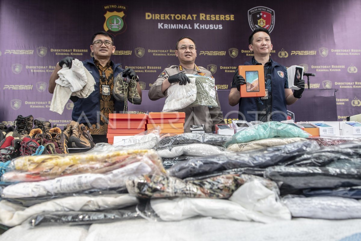 PENGUNGKAPAN KASUS PENYELUNDUPAN BARANG BEKAS DAN ILEGAL | ANTARA Foto