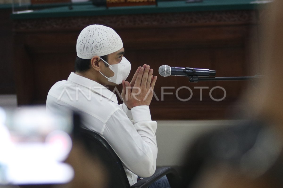 SIDANG PERDANA FERRY IRAWAN | ANTARA Foto SIDANG PERDANA FERRY IRAWAN | ANTARA Foto