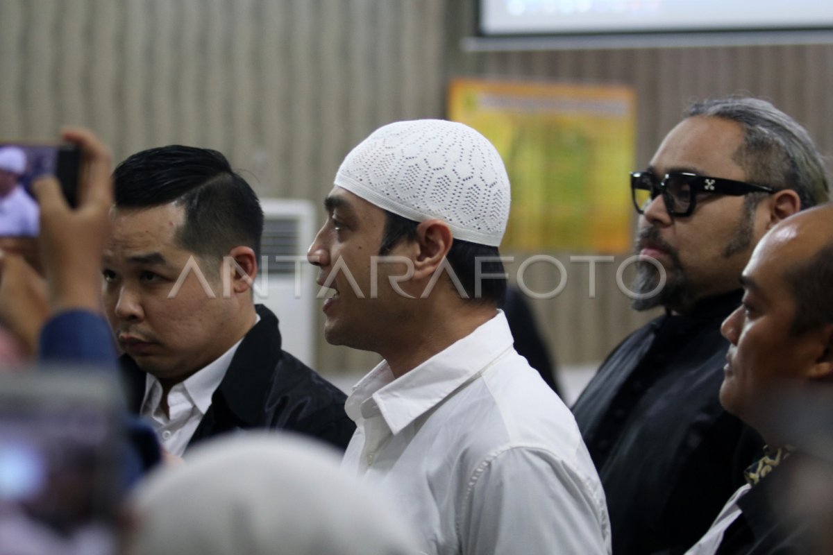 SIDANG PERDANA FERRY IRAWAN | ANTARA Foto SIDANG PERDANA FERRY IRAWAN | ANTARA Foto
