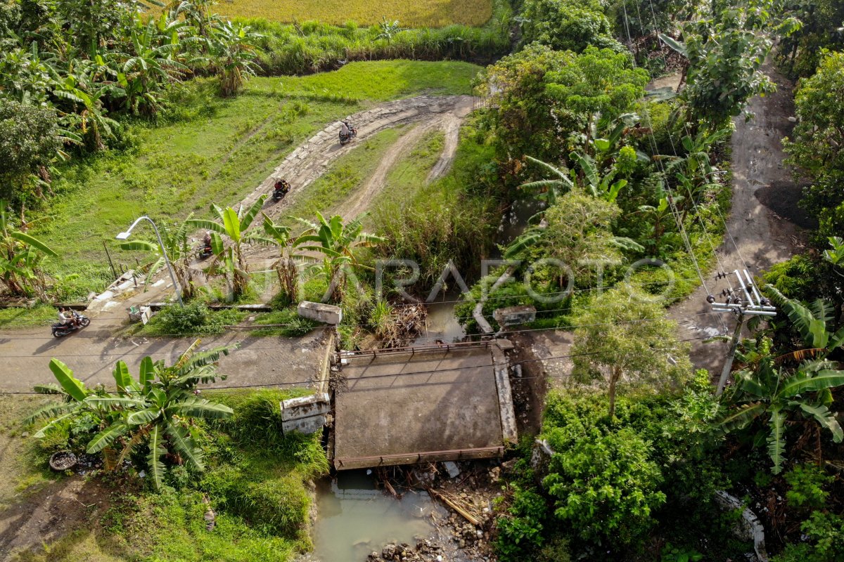 JEMBATAN ROBOH DI NGANJUK | ANTARA Foto JEMBATAN ROBOH DI NGANJUK | ANTARA Foto