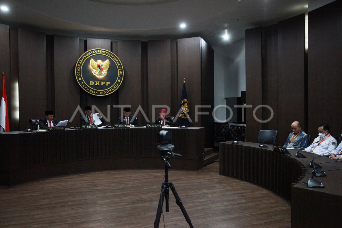 SIDANG PUTUSAN PELANGGARAN KODE ETIK PENYELENGGARA PEMILU | ANTARA Foto