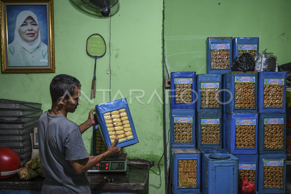 PERMINTAAN KUE KERING MENINGKAT JELANG IDUL FITRI 2023 | ANTARA Foto PERMINTAAN KUE KERING MENINGKAT JELANG IDUL FITRI 2023 | ANTARA Foto