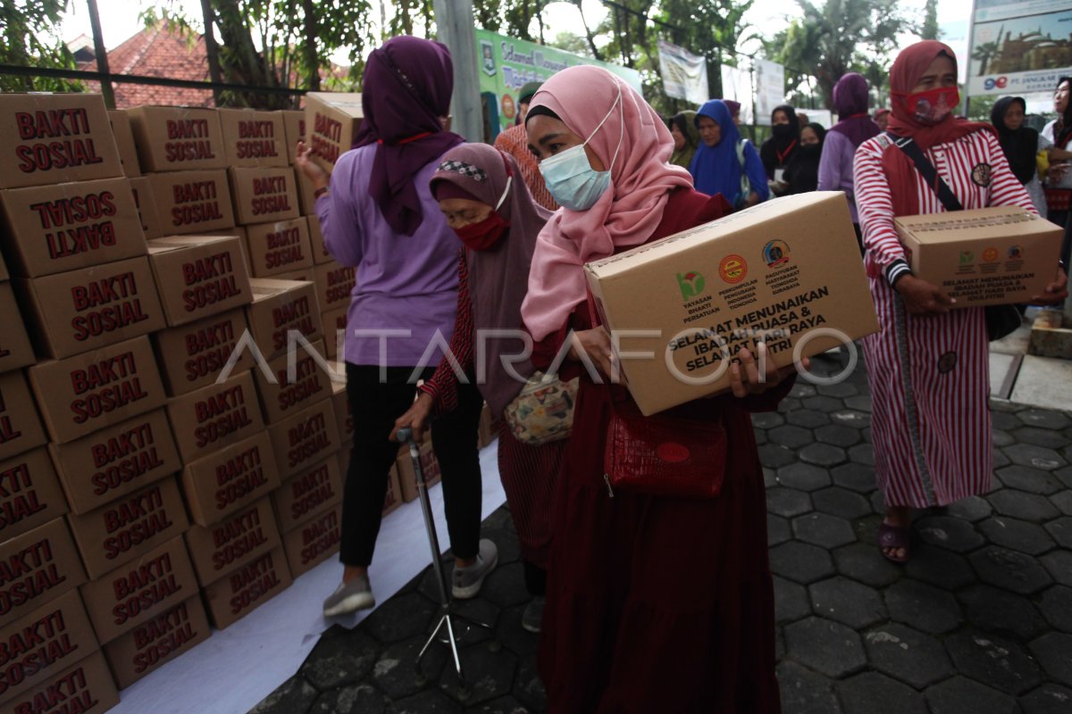 PEMBAGIAN BANTUAN PAKET SEMBAKO DI SURABAYA | ANTARA Foto