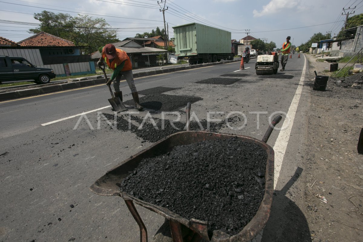 PERBAIKAN JALUR PANTURA | ANTARA Foto