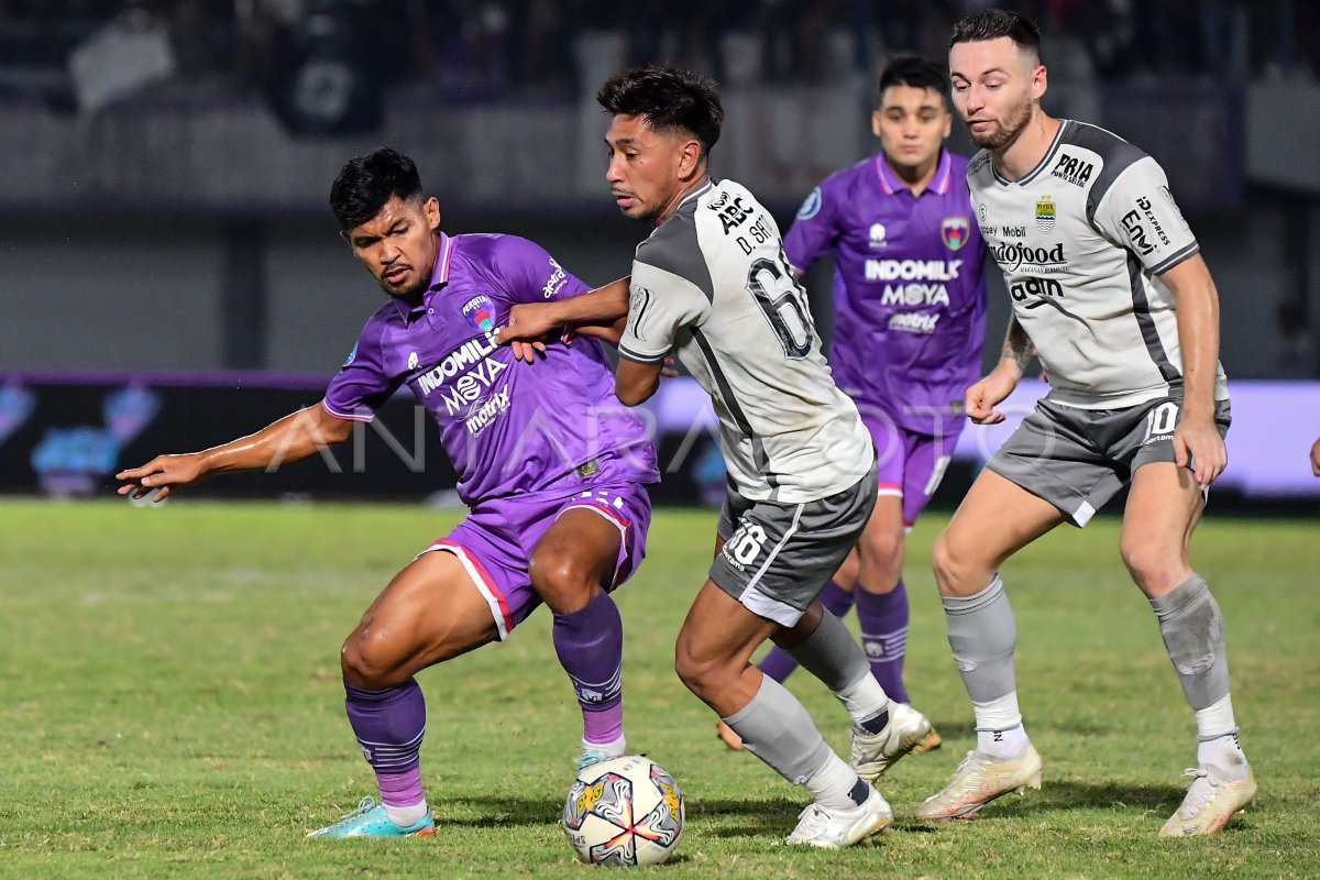 PERSITA TANGERANG KALAHKAN PERSIB BANDUNG | ANTARA Foto PERSITA TANGERANG KALAHKAN PERSIB BANDUNG | ANTARA Foto