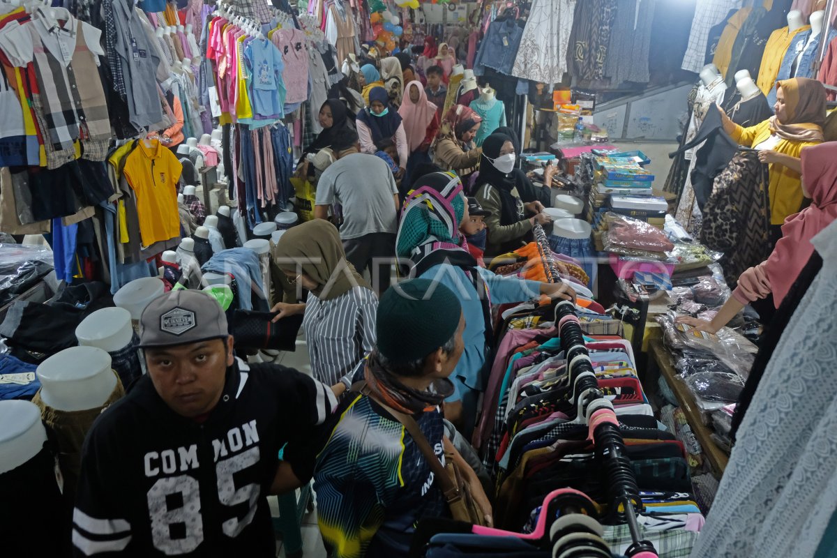 BELANJA PAKAIAN DI PASAR TRADISIONAL | ANTARA Foto
