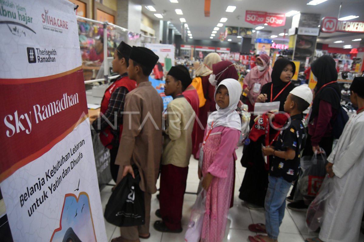 ANAK YATIM BELANJA KEBUTUHAN LEBARAN | ANTARA Foto