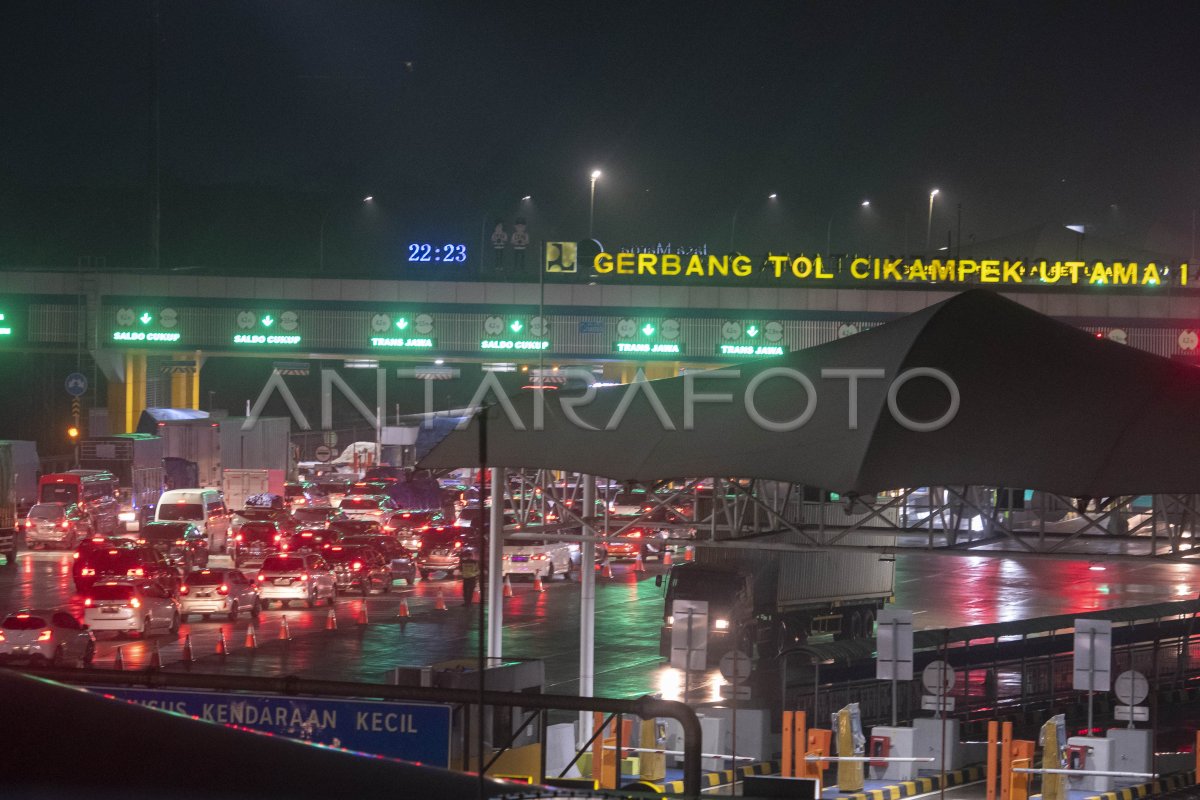 ARUS MUDIK GERBANG TOL CIKAMPEK UTAMA | ANTARA Foto
