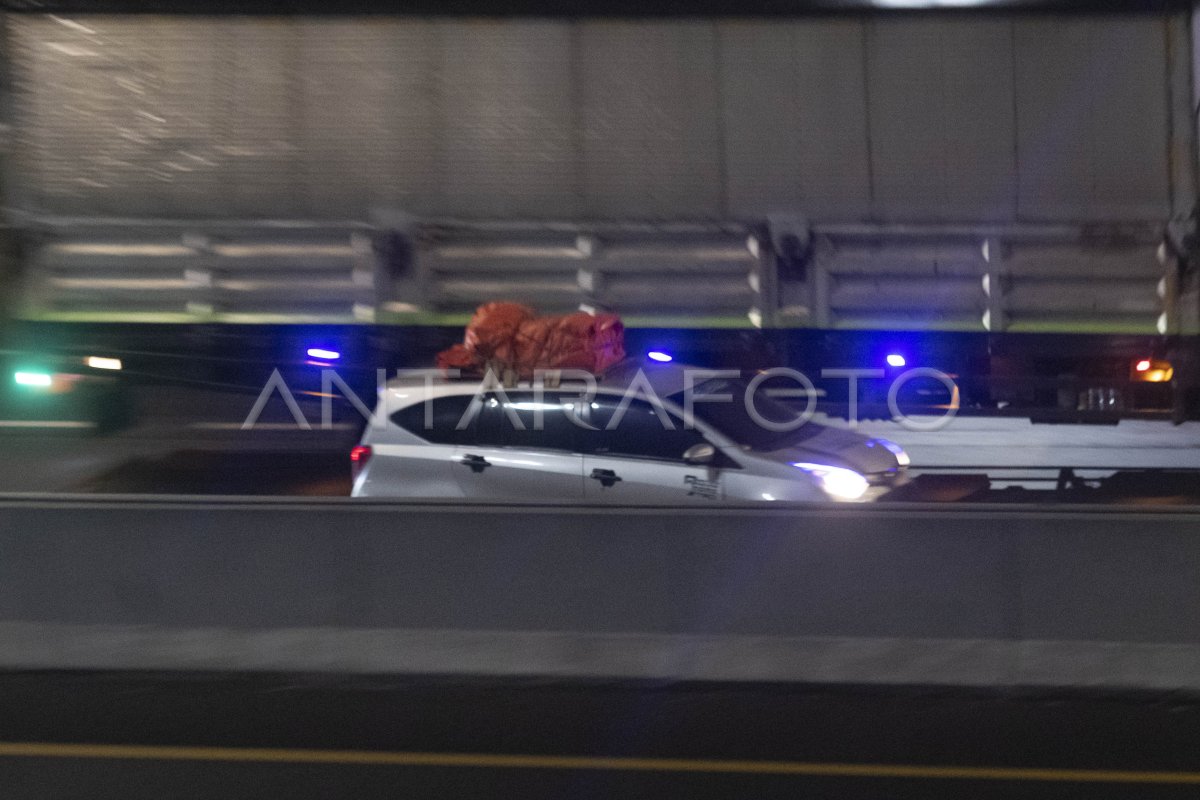 ARUS MUDIK GERBANG TOL CIKAMPEK UTAMA | ANTARA Foto