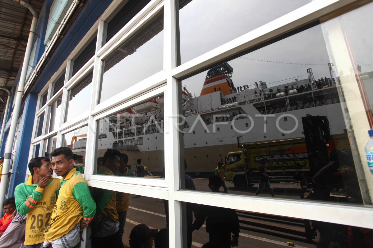 PEMUDIK DI PELABUHAN TANJUNG PERAK SURABAYA | ANTARA Foto