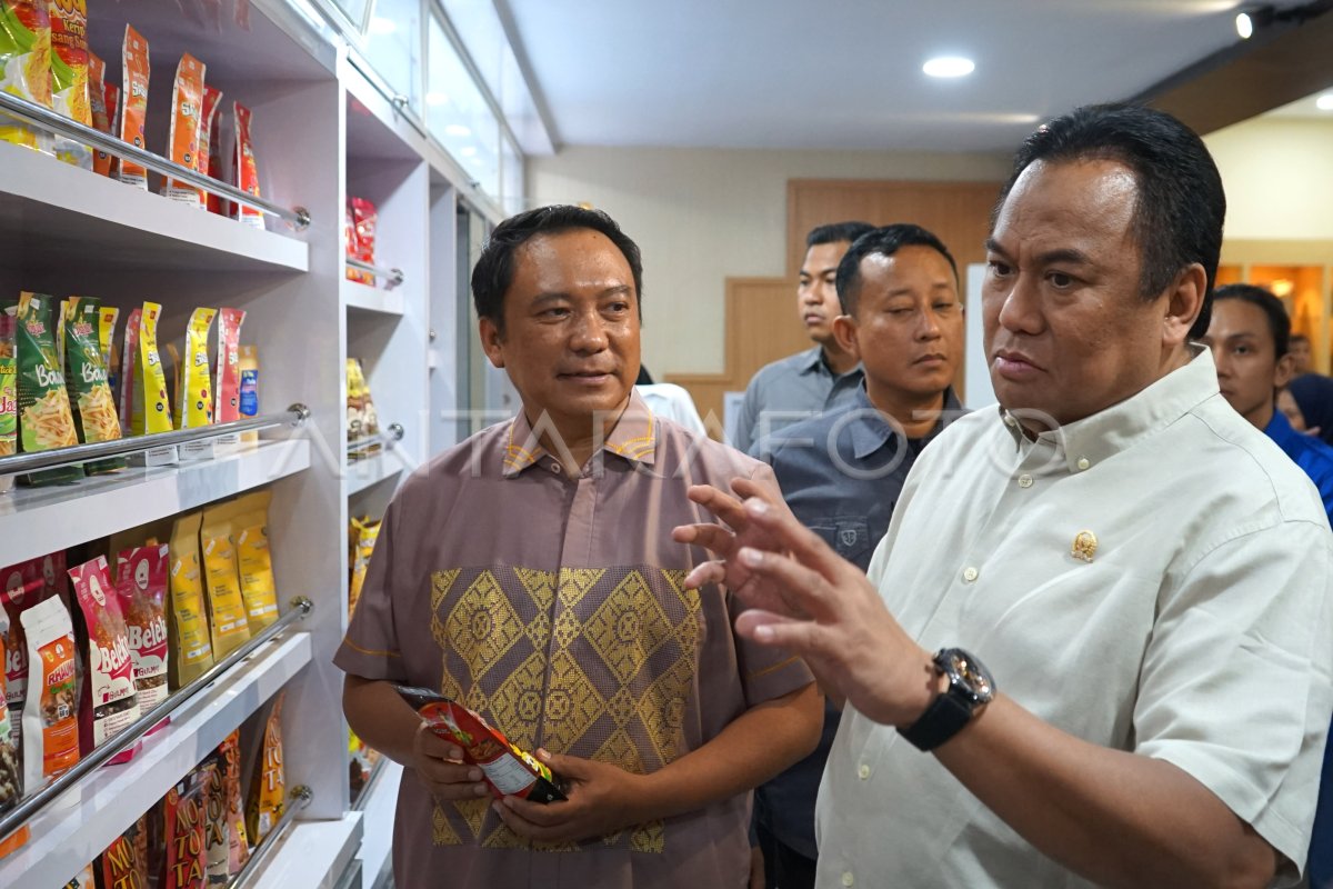 RAHMAT GOBEL TINJAU GALERI UMKM BI | ANTARA Foto