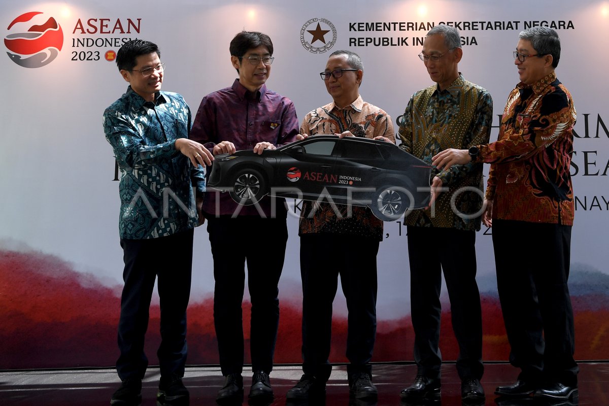 TAM SERAHKAN TOYOTA bZ4X UNTUK KTT ASEAN 2023 | ANTARA Foto