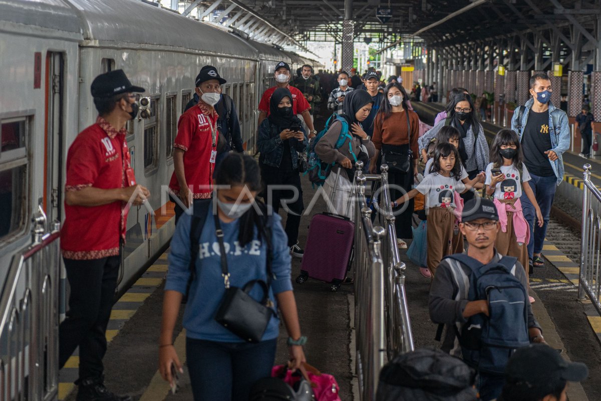 PEMUDIK KERETA TIBA DI DAOP 6 YOGYAKARTA | ANTARA Foto PEMUDIK KERETA TIBA DI DAOP 6 YOGYAKARTA | ANTARA Foto