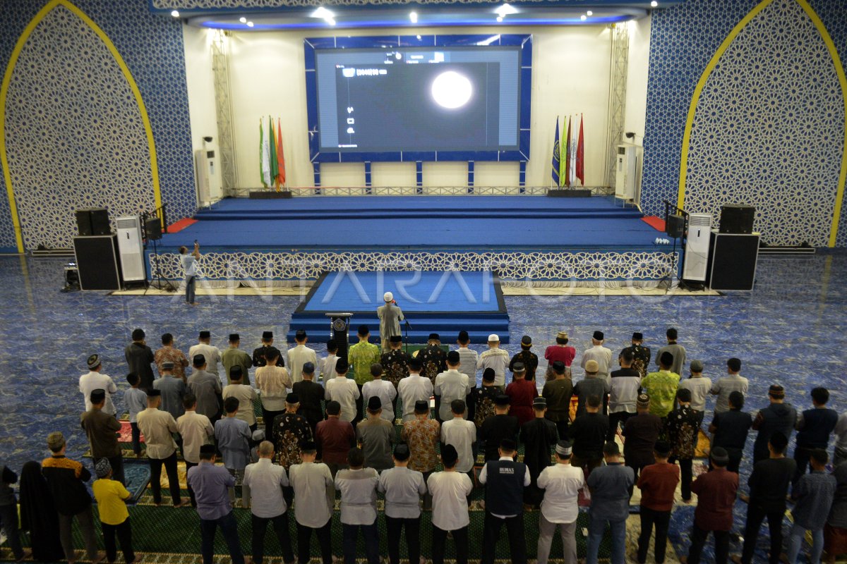 SHALAT GERHANA MATAHARI DI MAKASSAR | ANTARA Foto SHALAT GERHANA MATAHARI DI MAKASSAR | ANTARA Foto