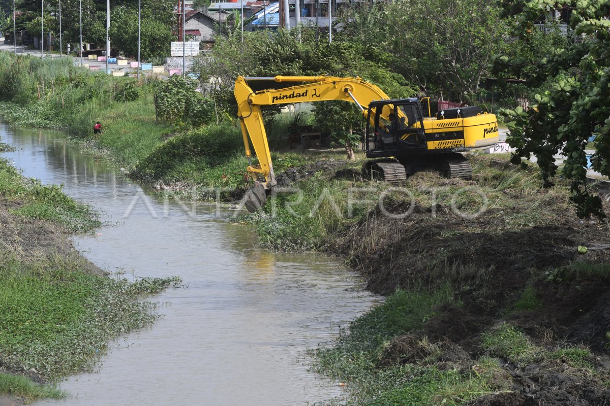 Pengerukan sedimentasi sungai | ANTARA Foto