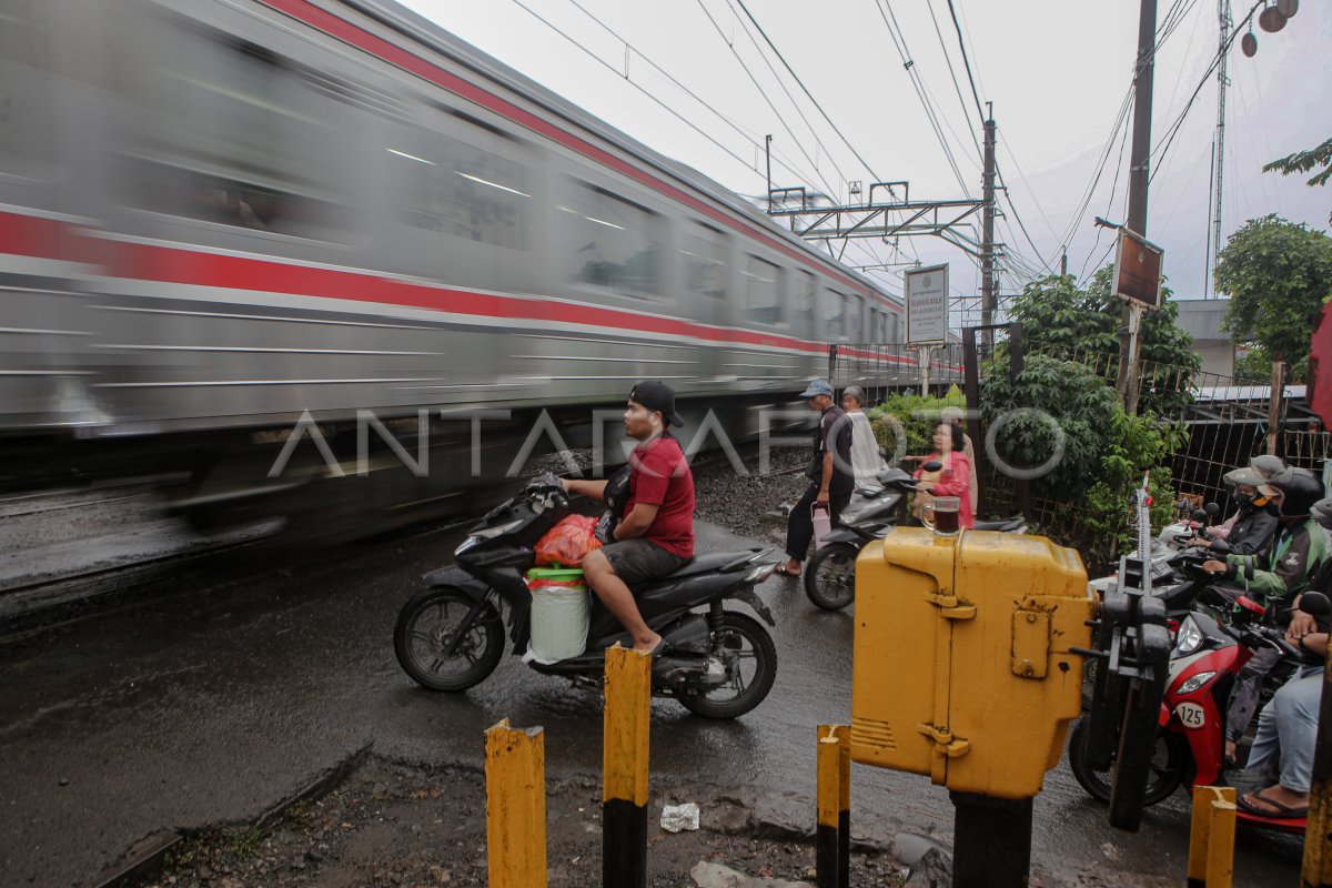 Rencana penutupan jalur perlintasan kereta di Pasar Minggu | ANTARA Foto