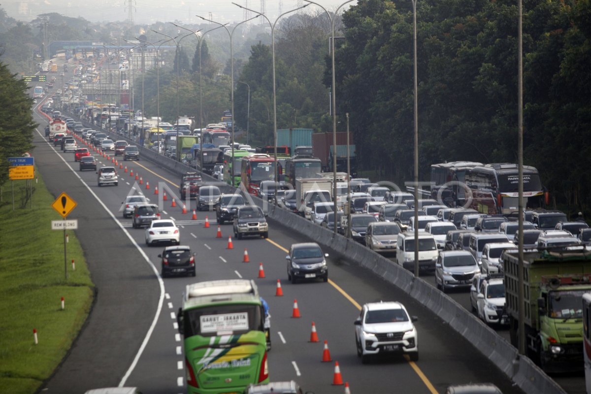 Puncak kepadatan lalu lintas saat liburan Idul Adha di Puncak Bogor | ANTARA Foto