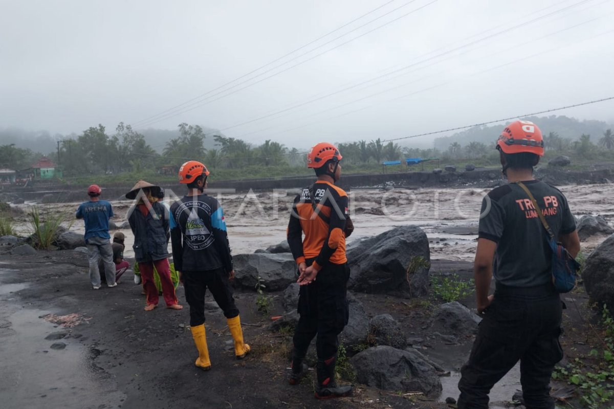 Banjir lahar hujan Gunung Semeru | ANTARA Foto