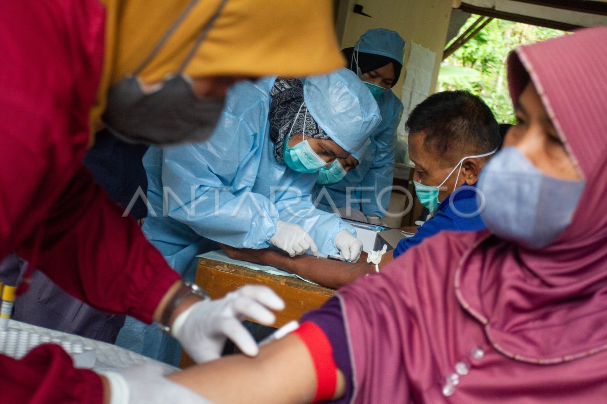 Pengambilan sampel darah kasus Antraks Gunungkidul | ANTARA Foto