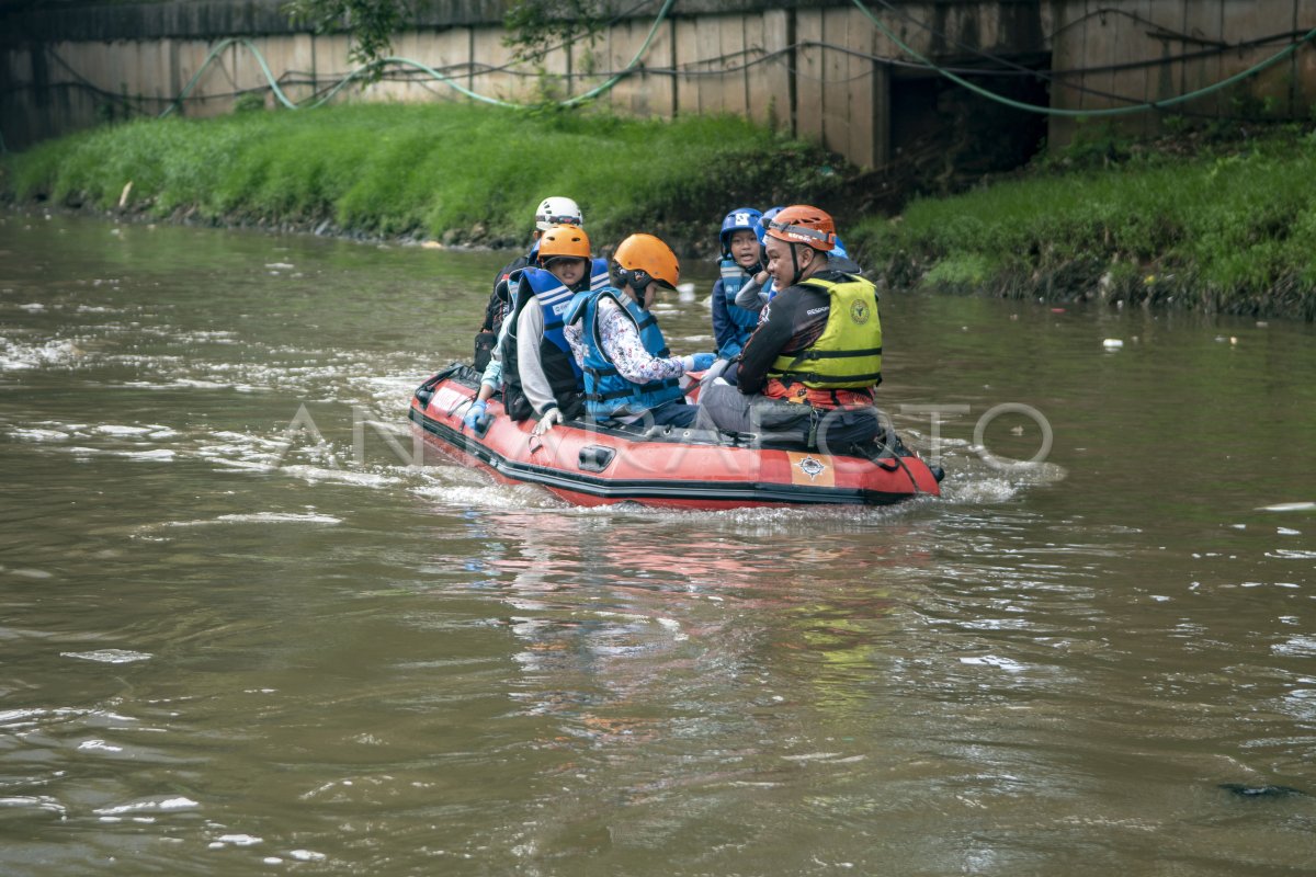 Aksi bersih sungai di Jakarta | ANTARA Foto Aksi bersih sungai di Jakarta | ANTARA Foto