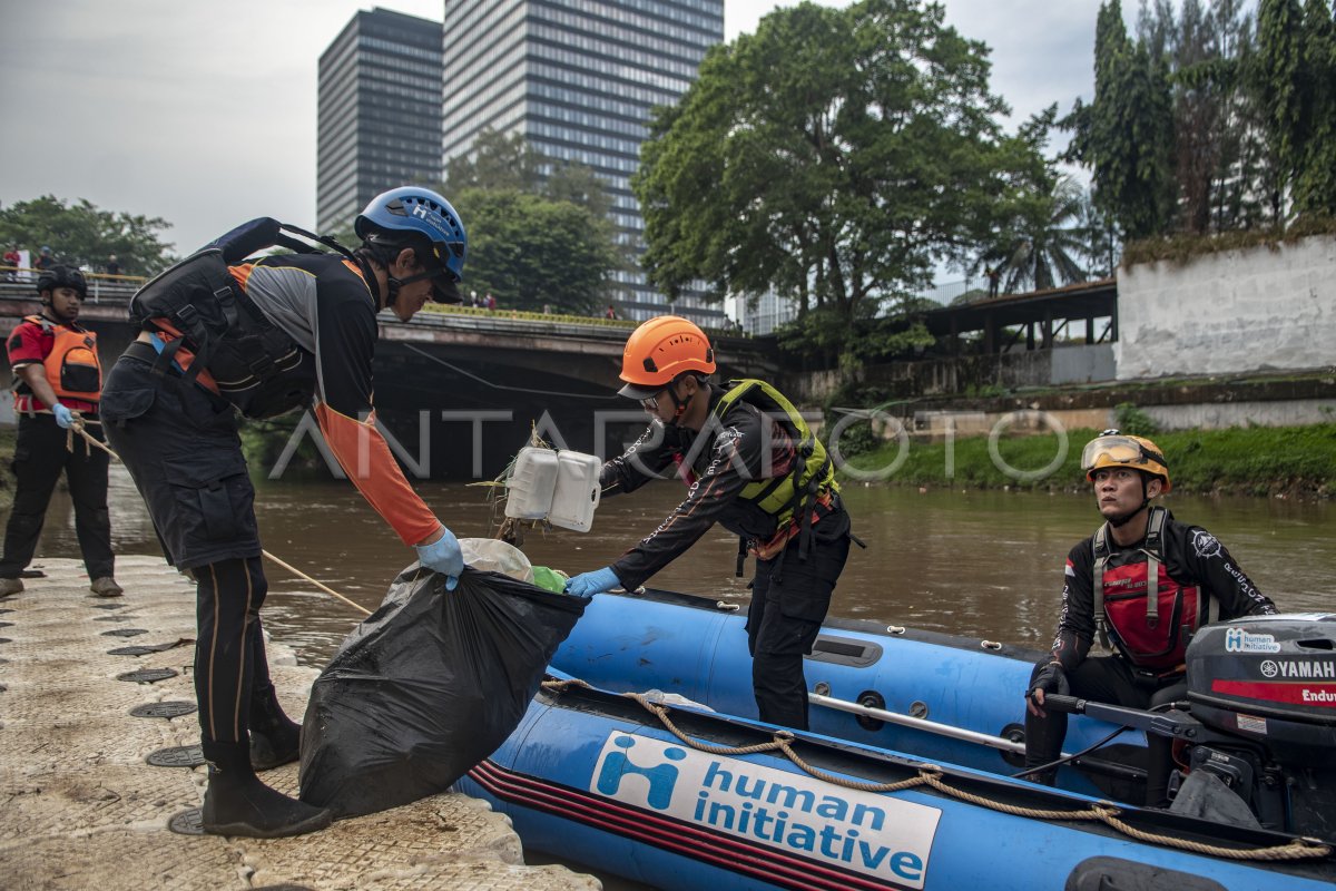 Aksi bersih sungai di Jakarta | ANTARA Foto