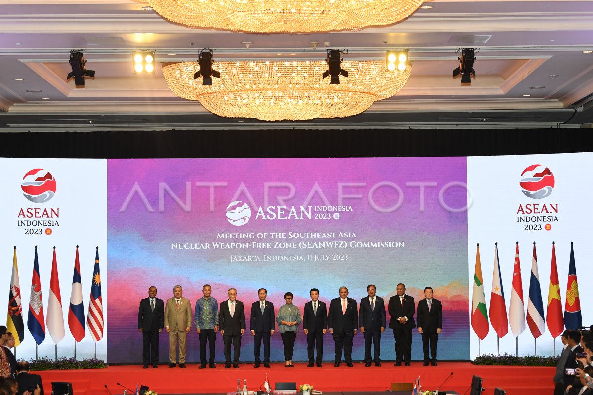 Sesi foto grup Pertemuan Menteri Luar Negeri ASEAN | ANTARA Foto