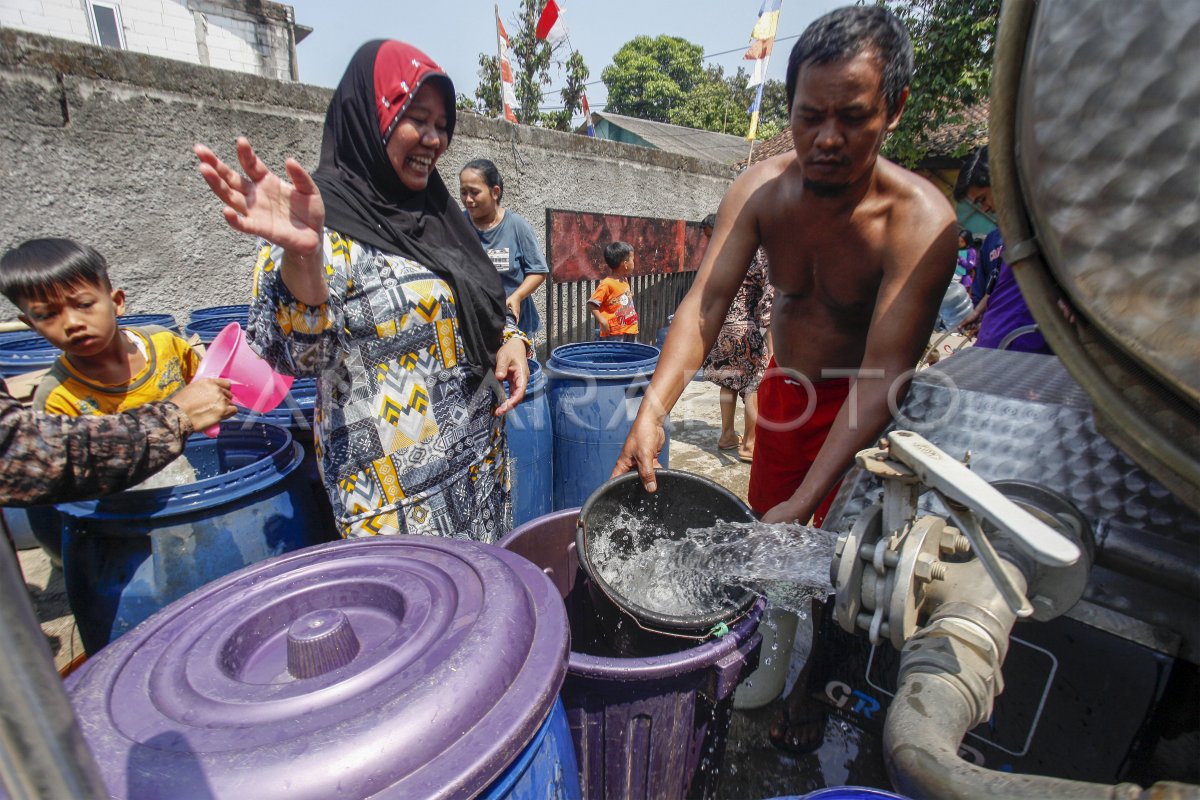 Distribusi Air Bersih Daerah Terdampak Kekeringan Antara Foto
