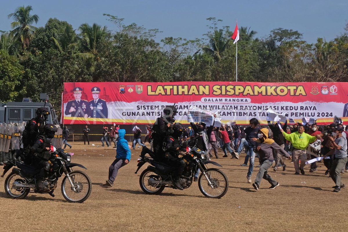 Latihan Sispamkota antisipasi gangguuan kamtibmas | ANTARA Foto