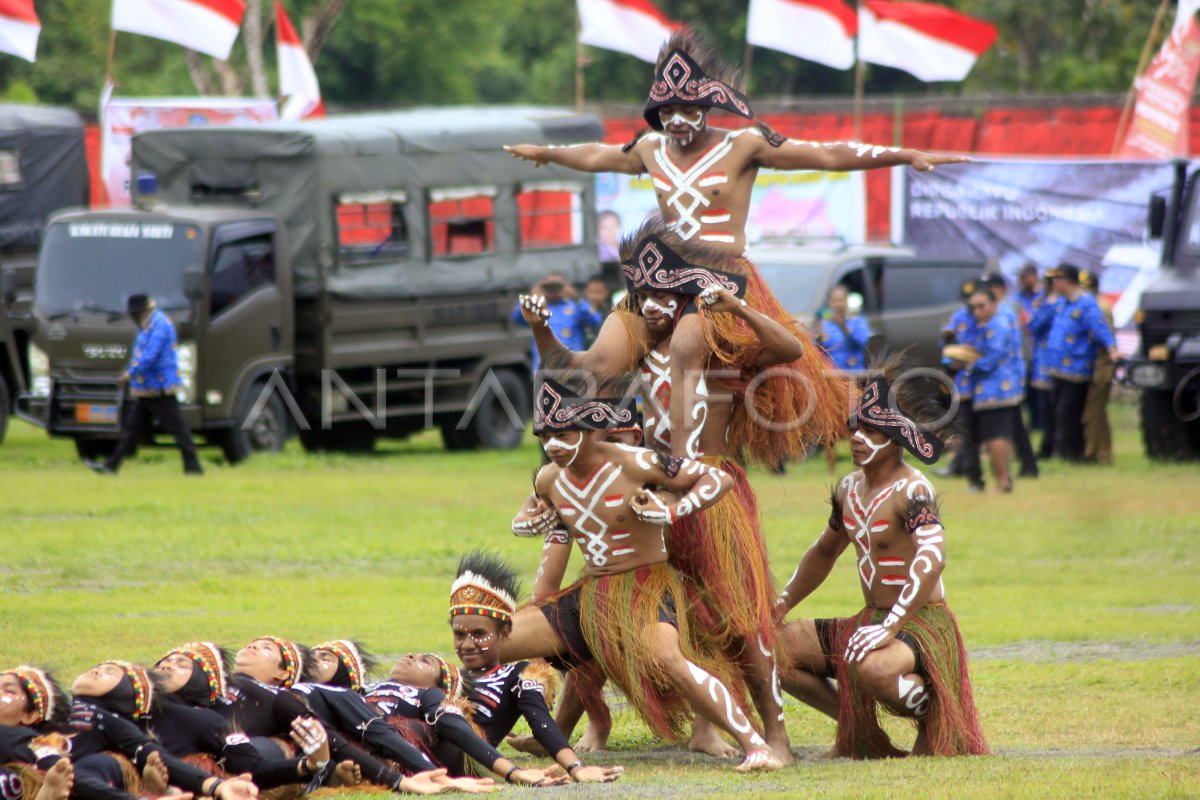 Tarian Papua Pada Peringatan Hut Ri Di Papua Barat Daya Antara Foto