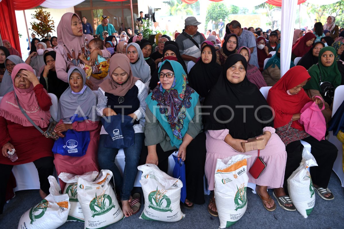 Penyaluran bantuan pangan cadangan beras pemerintah | ANTARA Foto Penyaluran bantuan pangan cadangan beras pemerintah | ANTARA Foto