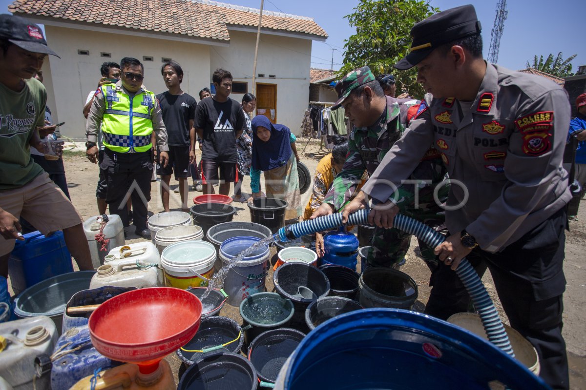 Distribusi Air Bersih Di Daerah Kekeringan Antara Foto