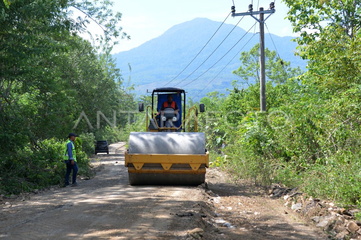 PUPR tingkatkan koneksitas jalan daerah | ANTARA Foto PUPR tingkatkan koneksitas jalan daerah | ANTARA Foto