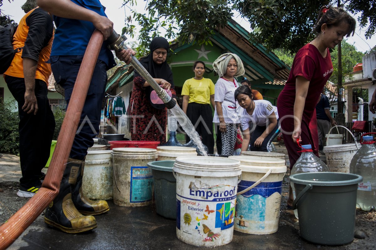 Distribusi air bersih di Tangsel | ANTARA Foto Distribusi air bersih di Tangsel | ANTARA Foto