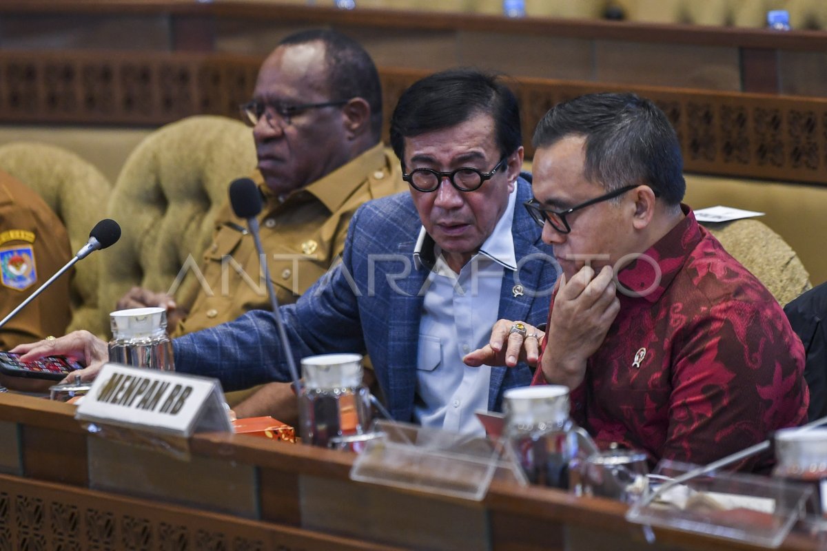 Raker Menkumhan dan MenPAN RB dengan Komisi II DPR | ANTARA Foto Raker Menkumhan dan MenPAN RB dengan Komisi II DPR | ANTARA Foto