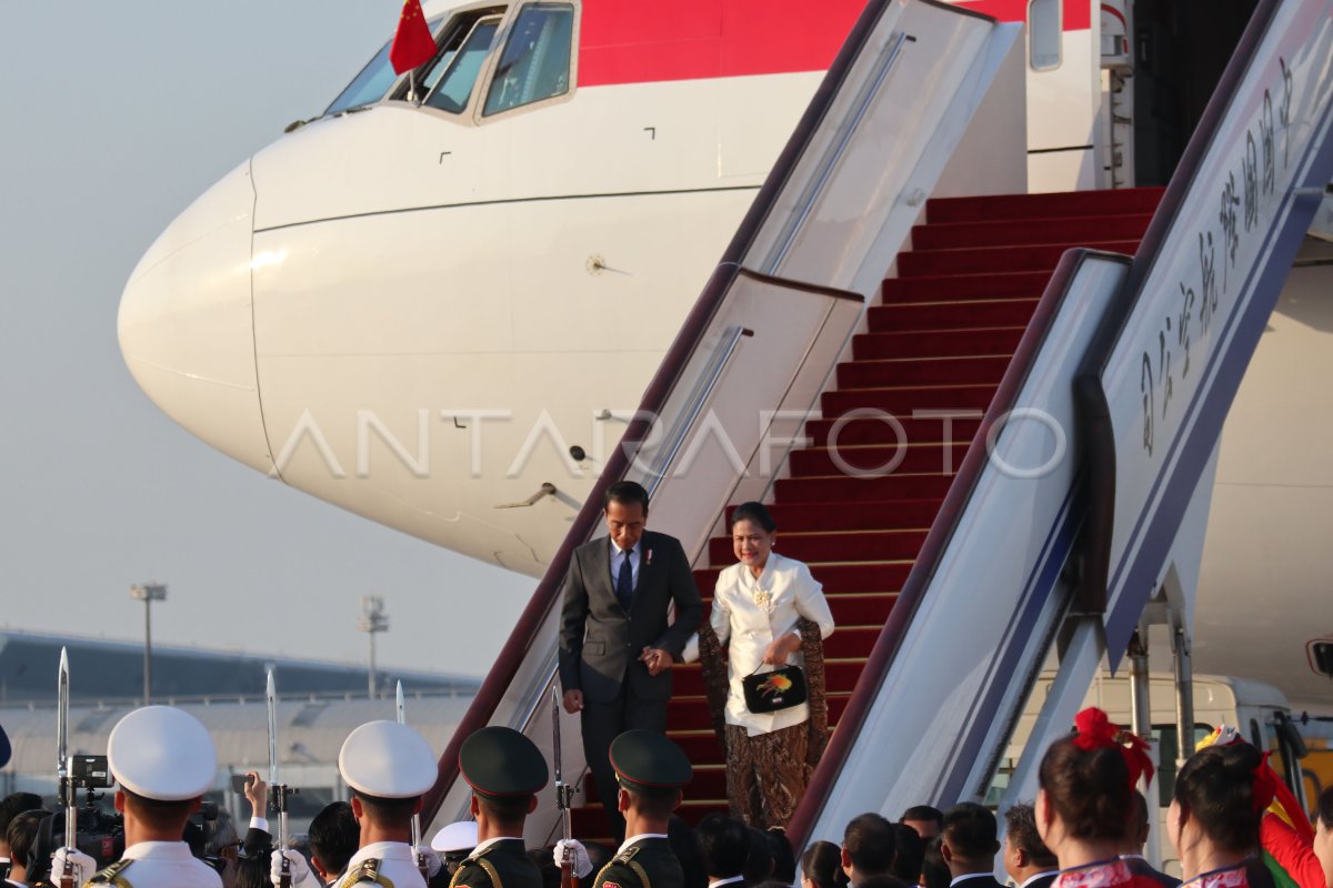 Presiden Jokowi dan Ibu Iriana tiba di China | ANTARA Foto Presiden Jokowi dan Ibu Iriana tiba di China | ANTARA Foto