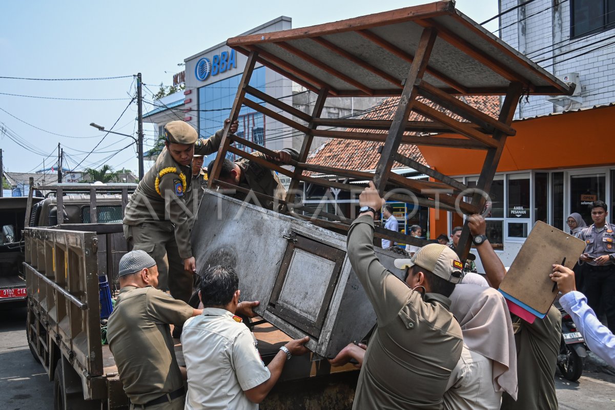 Penertiban PKL dan baliho liar di Tangerang | ANTARA Foto Penertiban PKL dan baliho liar di Tangerang | ANTARA Foto