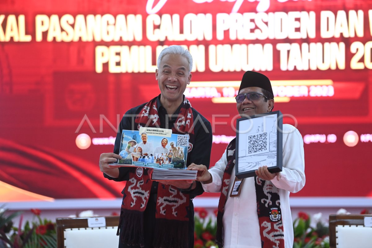 Ganjar dan Mahfud serahkan berkas ke KPU | ANTARA Foto Ganjar dan Mahfud serahkan berkas ke KPU | ANTARA Foto