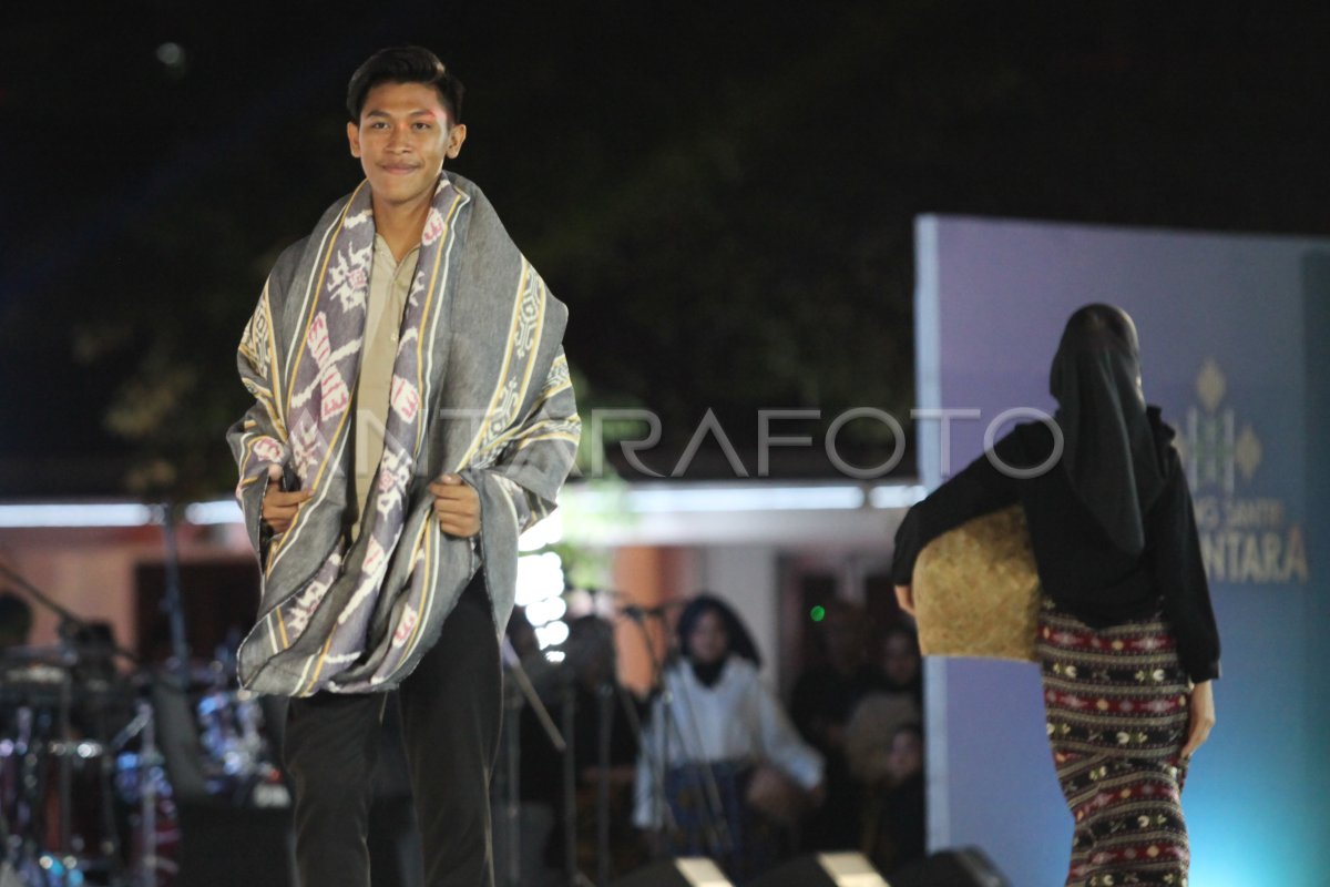 Peragaan busana sarung nusantara | ANTARA Foto