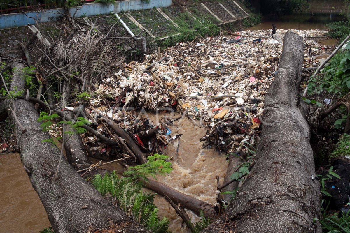 Sungai penuh sampah di Bogor | ANTARA Foto