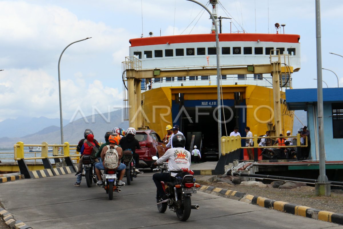 Persiapan jelang libur Natal di Pelabuhan Ketapang | ANTARA Foto