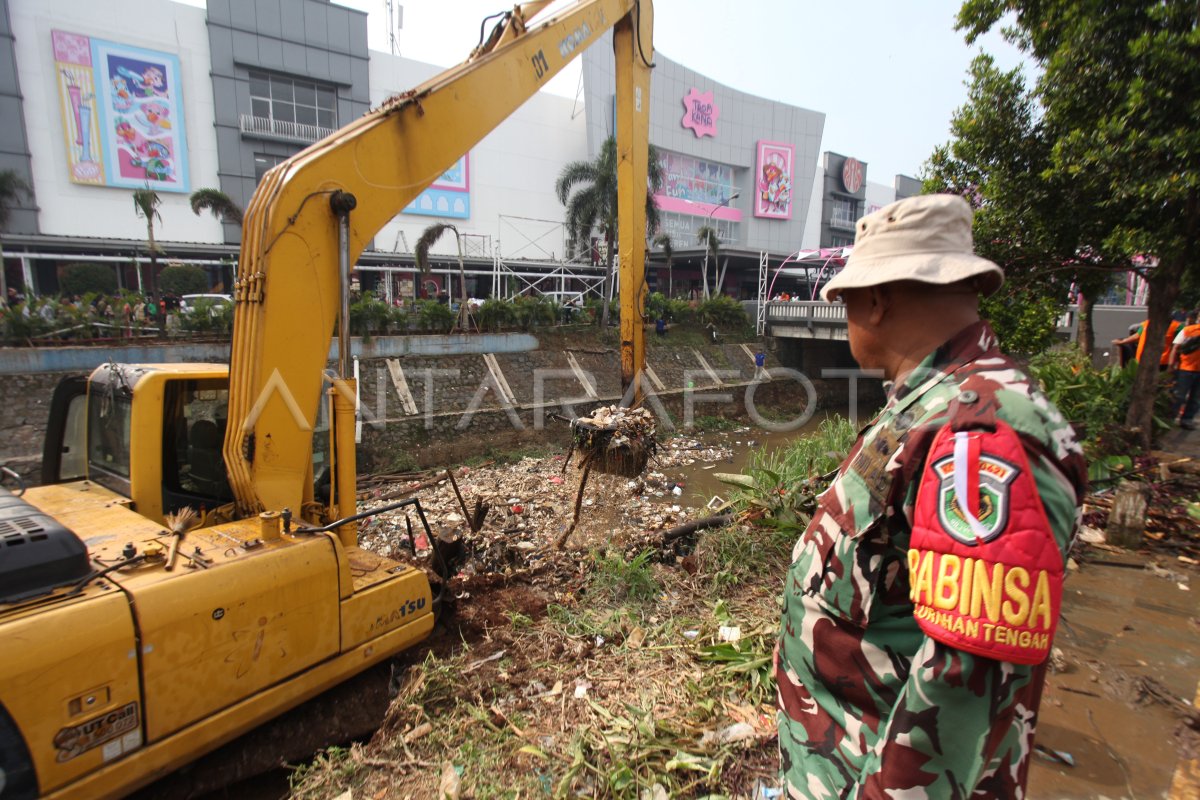 Pemkab Bogor bersihkan sampah di sungai | ANTARA Foto